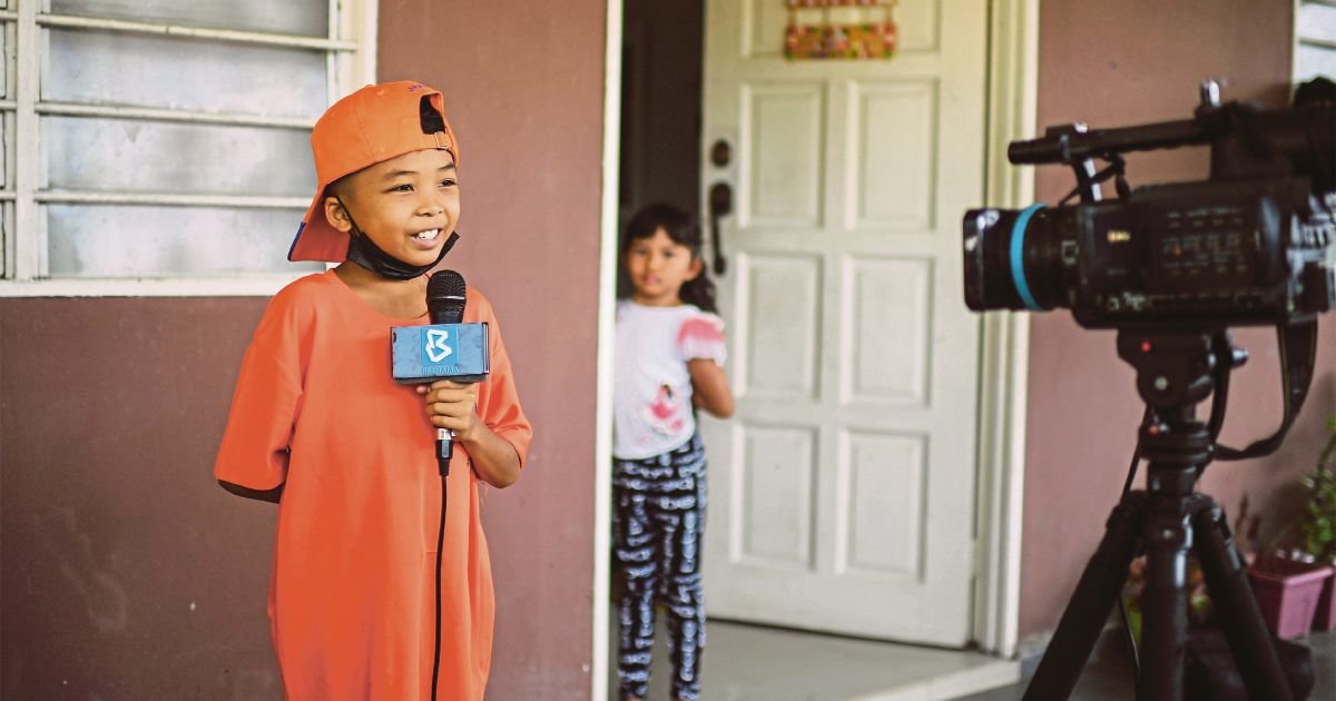 Mum ensures Internet fame won't spoil child 'reporter' - Leh Leo Radio News