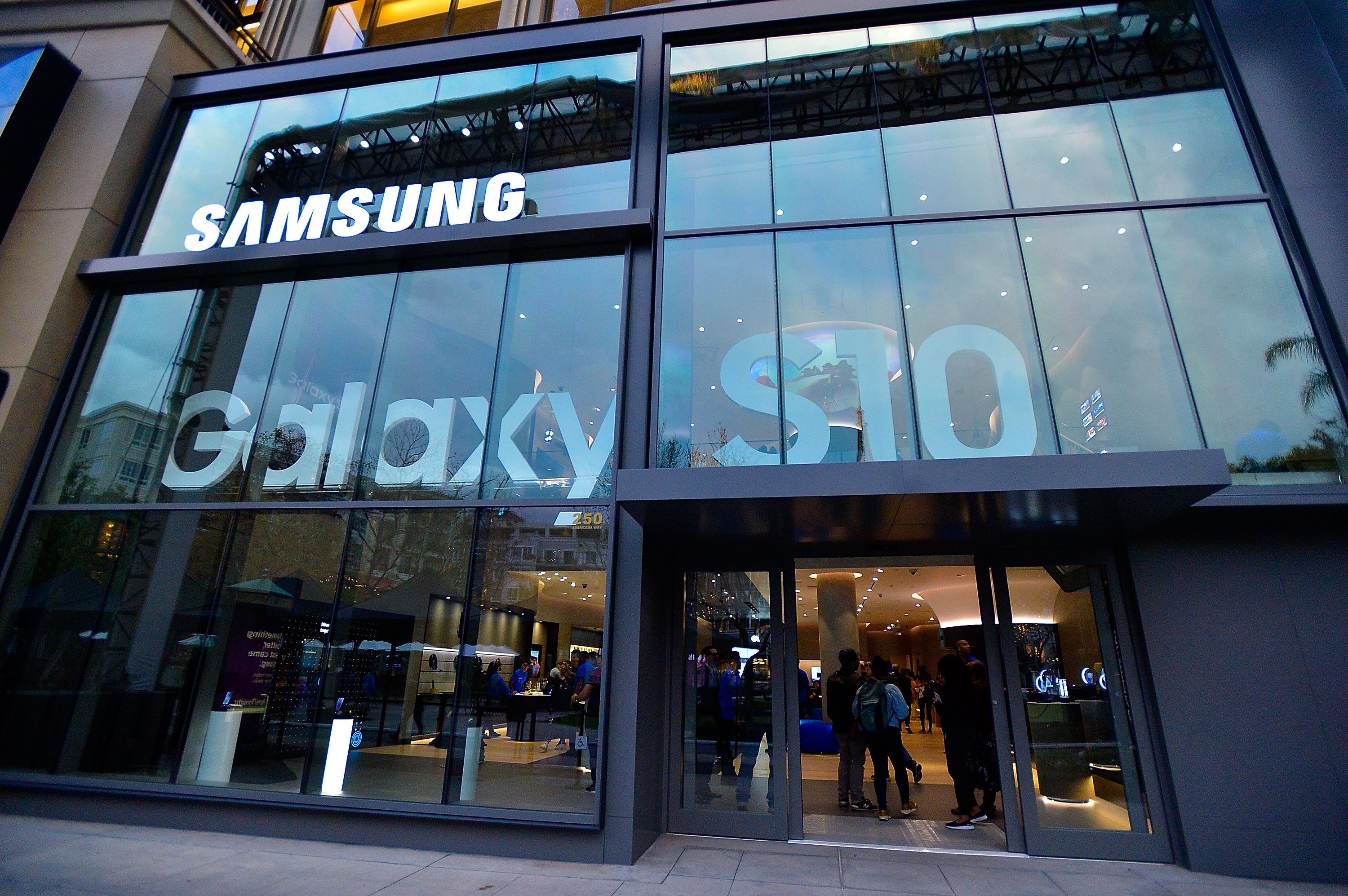 The world's first all-female offline store! Samsung: Developing the ...