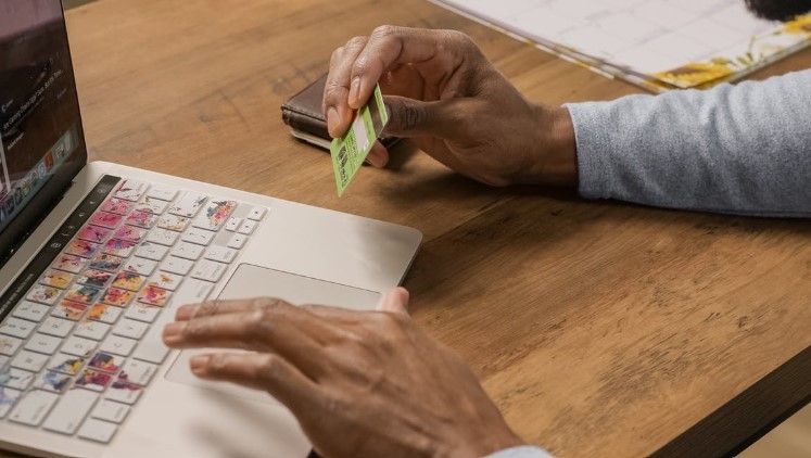 Take advantage of your credit card's 50-day interest-free period, and ...