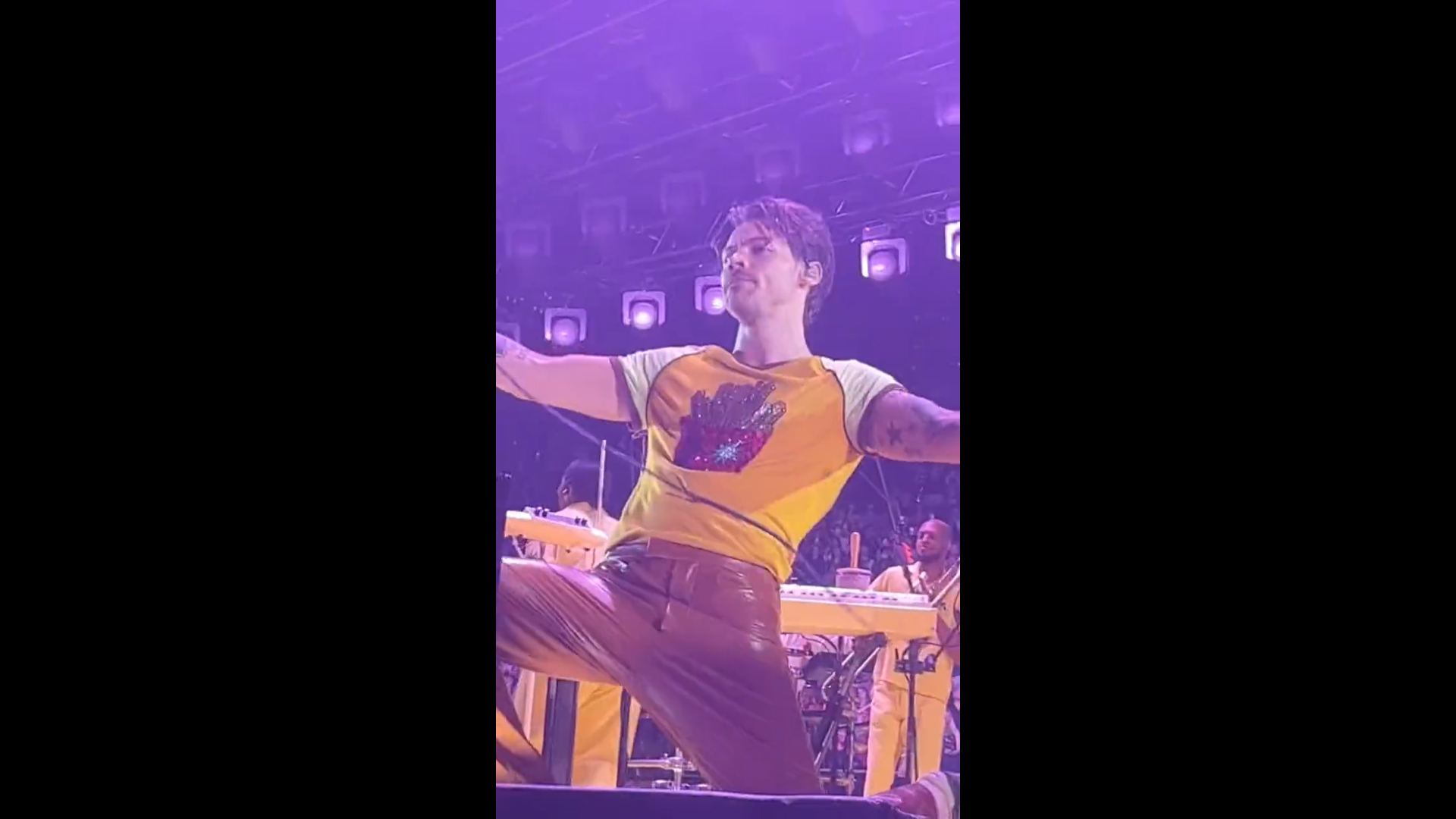 Harry Style's leather pants exploded while singing! - Leh Leo Radio News