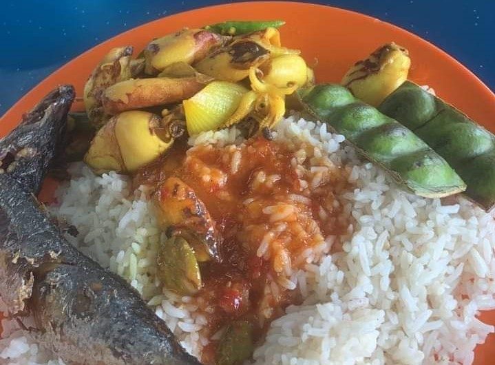 2 plates of mixed rice cost RM65. - Leh Leo Radio News