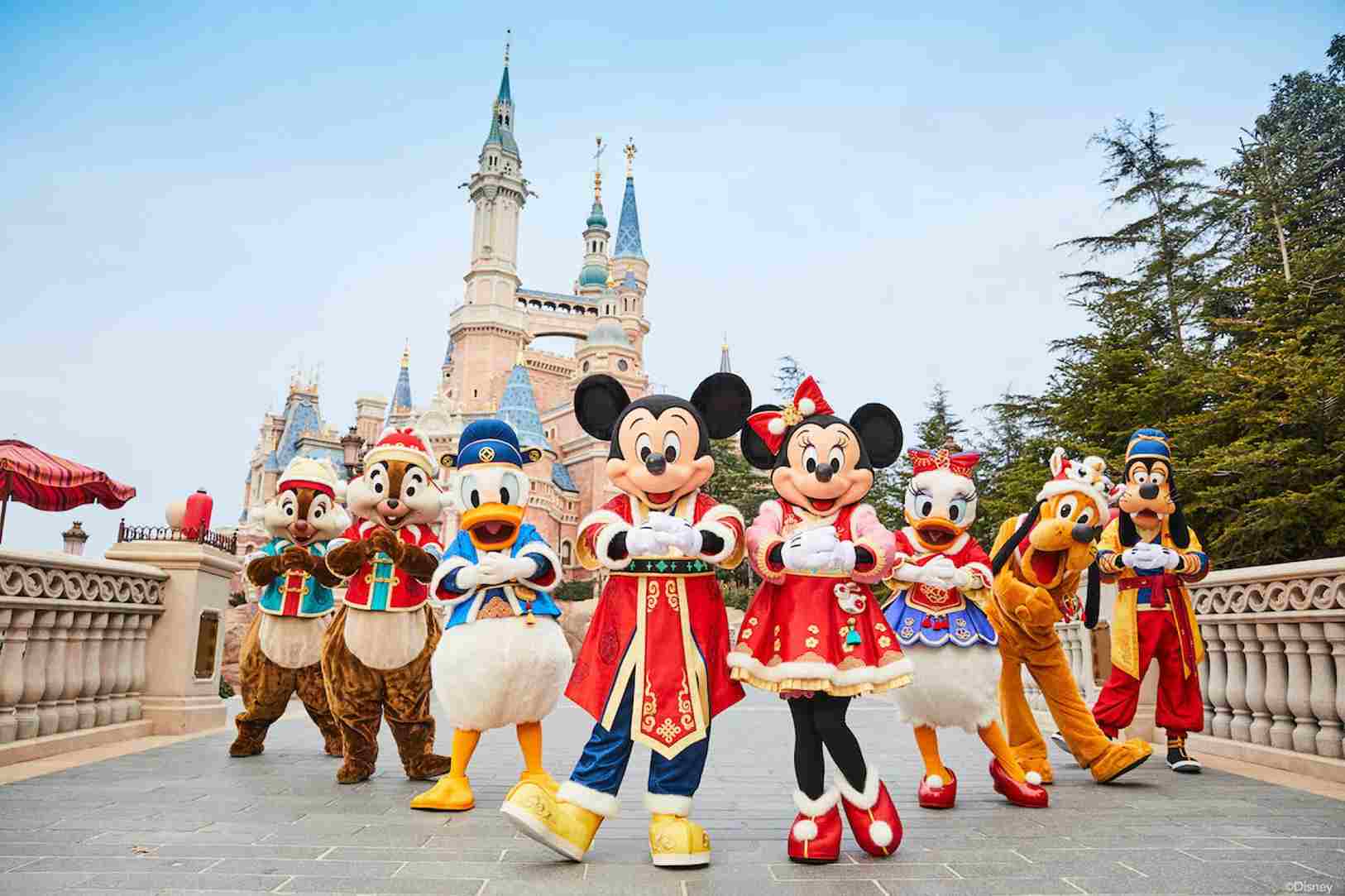 Shanghai Disneyland resumes with "Disney friends" hug and shake hands ...