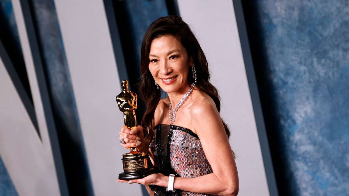 To commemorate Qingming Festival, Michelle Yeoh takes the Oscar trophy ...