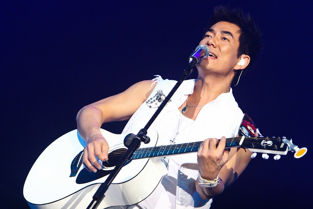 Touching Reunion: Taiwanese Singer Richie Jen Meets Fan He Saved 22 ...