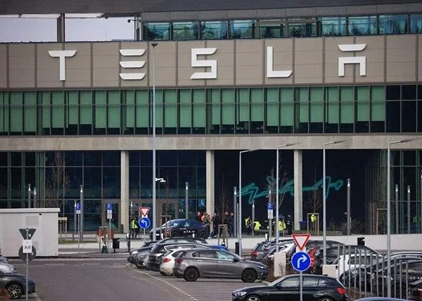 Cable pylon fire cuts power to Tesla plant in Germany. - Leh Leo Radio News